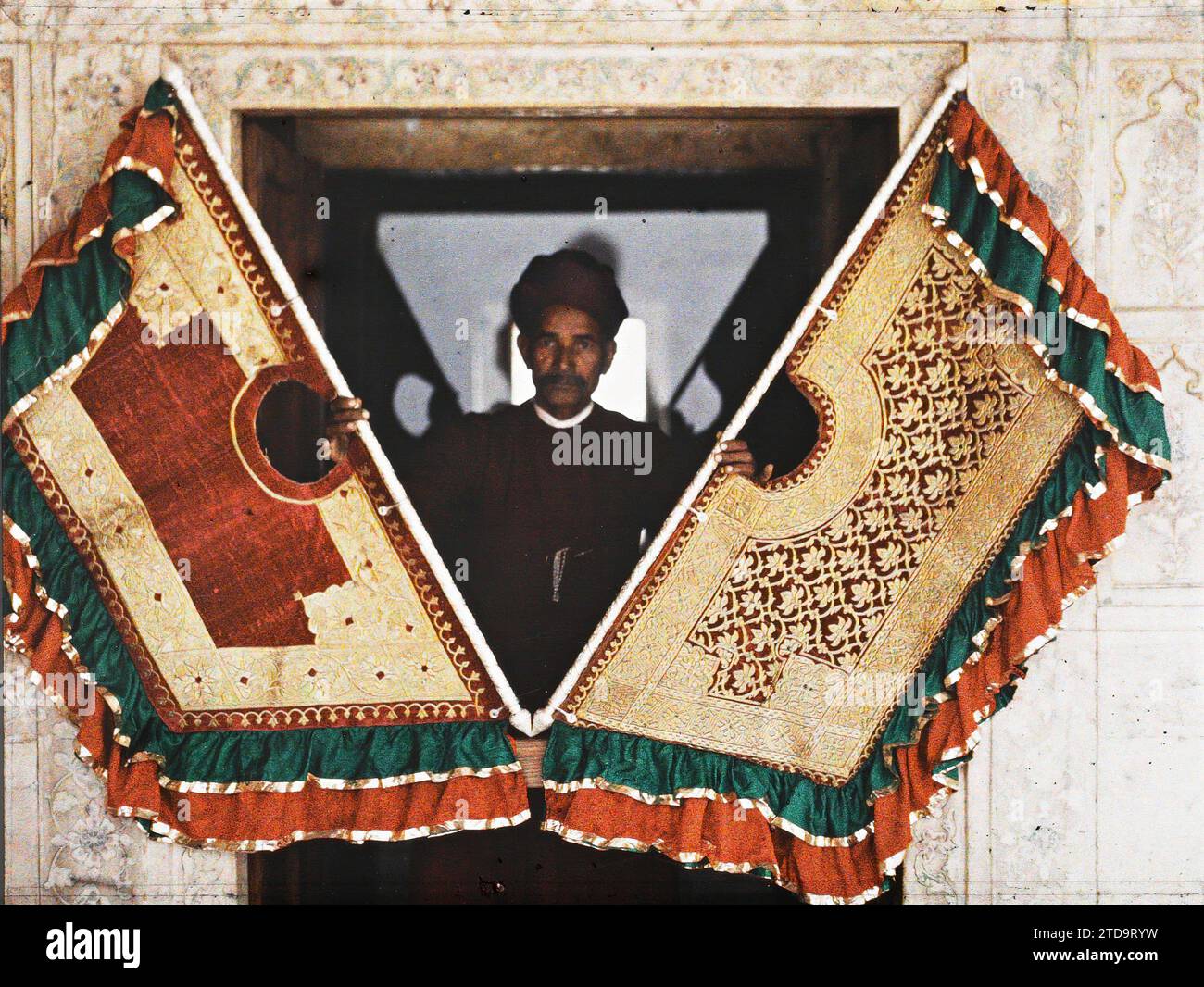 India mughal banners presented hi-res stock photography and images - Alamy