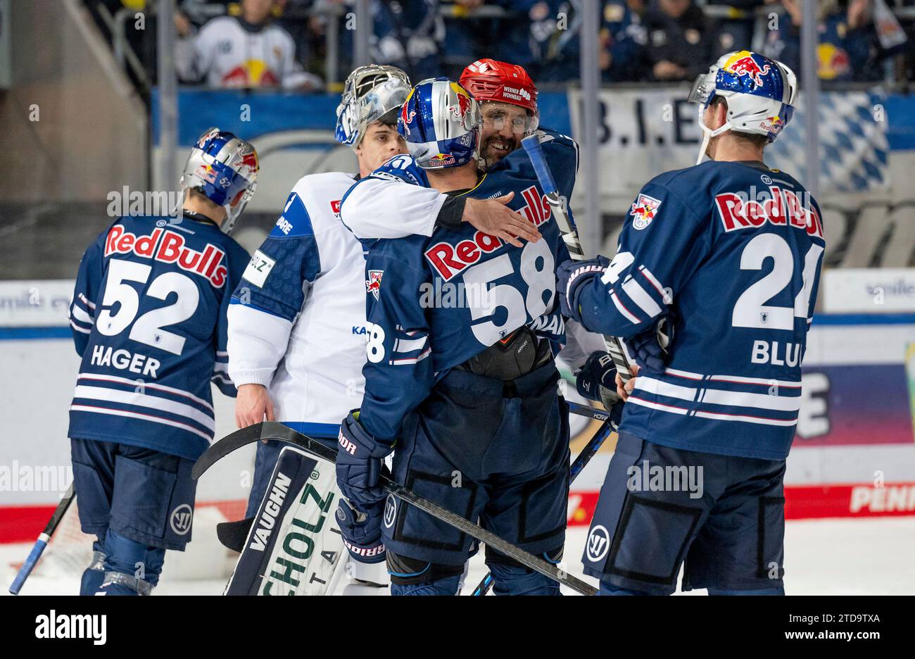 Muenchen, Deutschland. 17th Dec, 2023. Umarmung bei den Shakehands ...