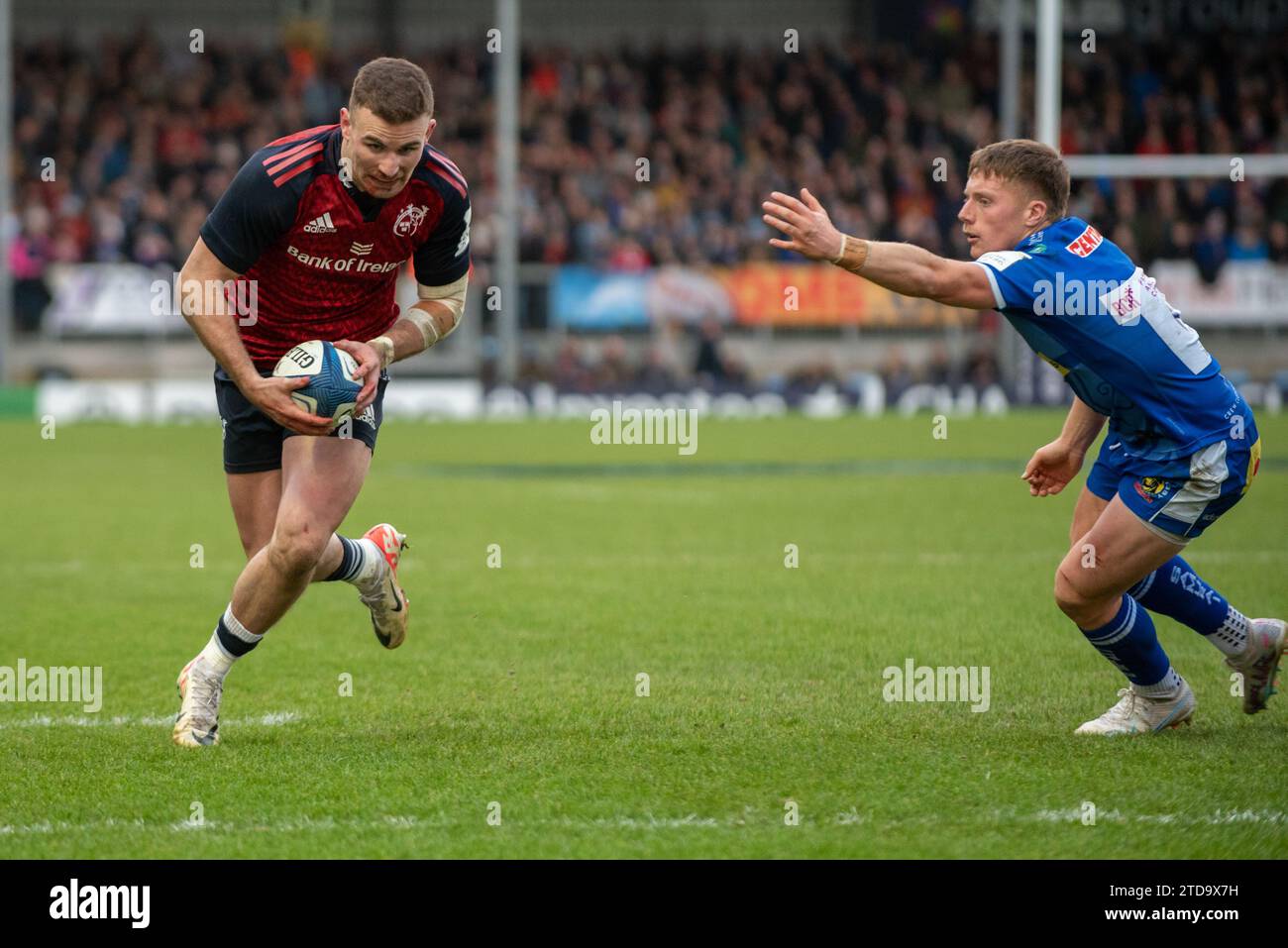 Shane Daly of Munster runs with the ball to scores a try during the ...