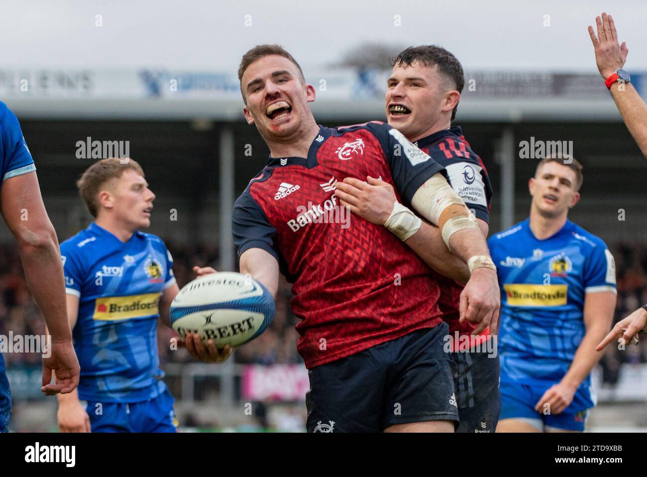 Shane Daly of Munster celebrates scoring with Calvin Nash of Munster ...