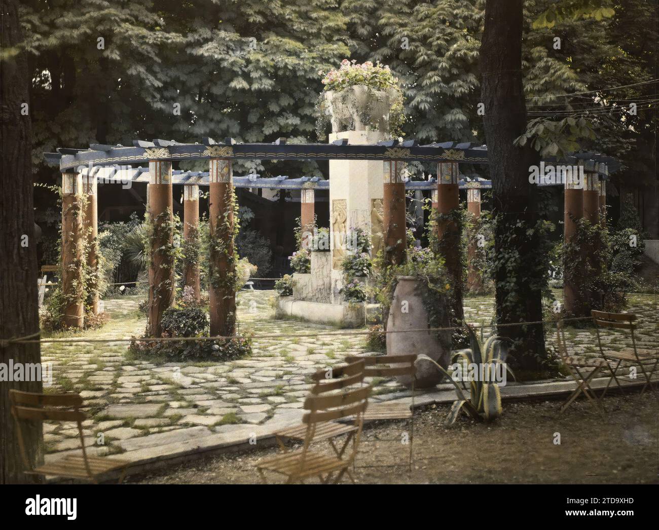 Decorative garden trellis hi-res stock photography and images - Alamy