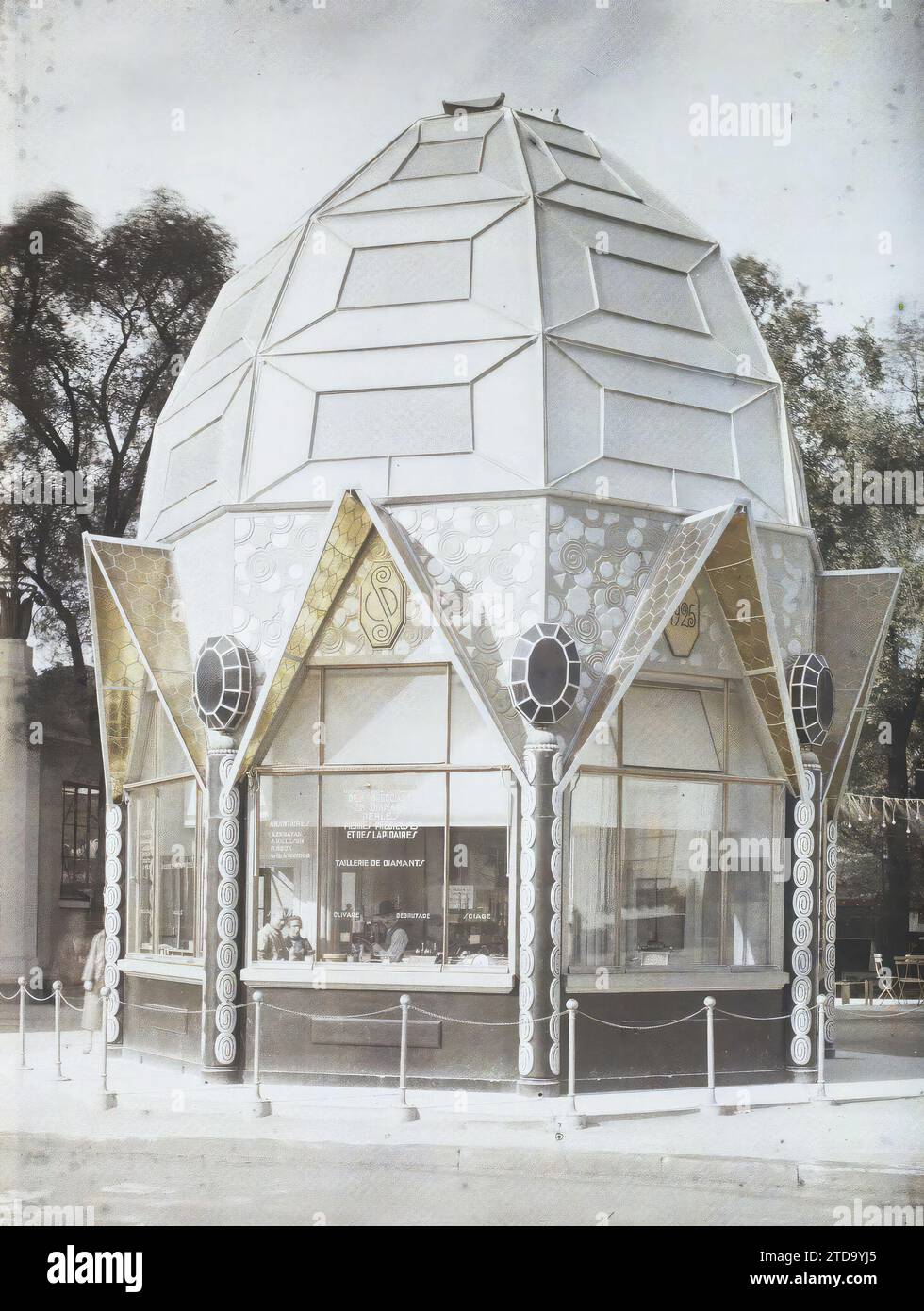 1925 exhibition decorative arts paris hi-res stock photography and ...