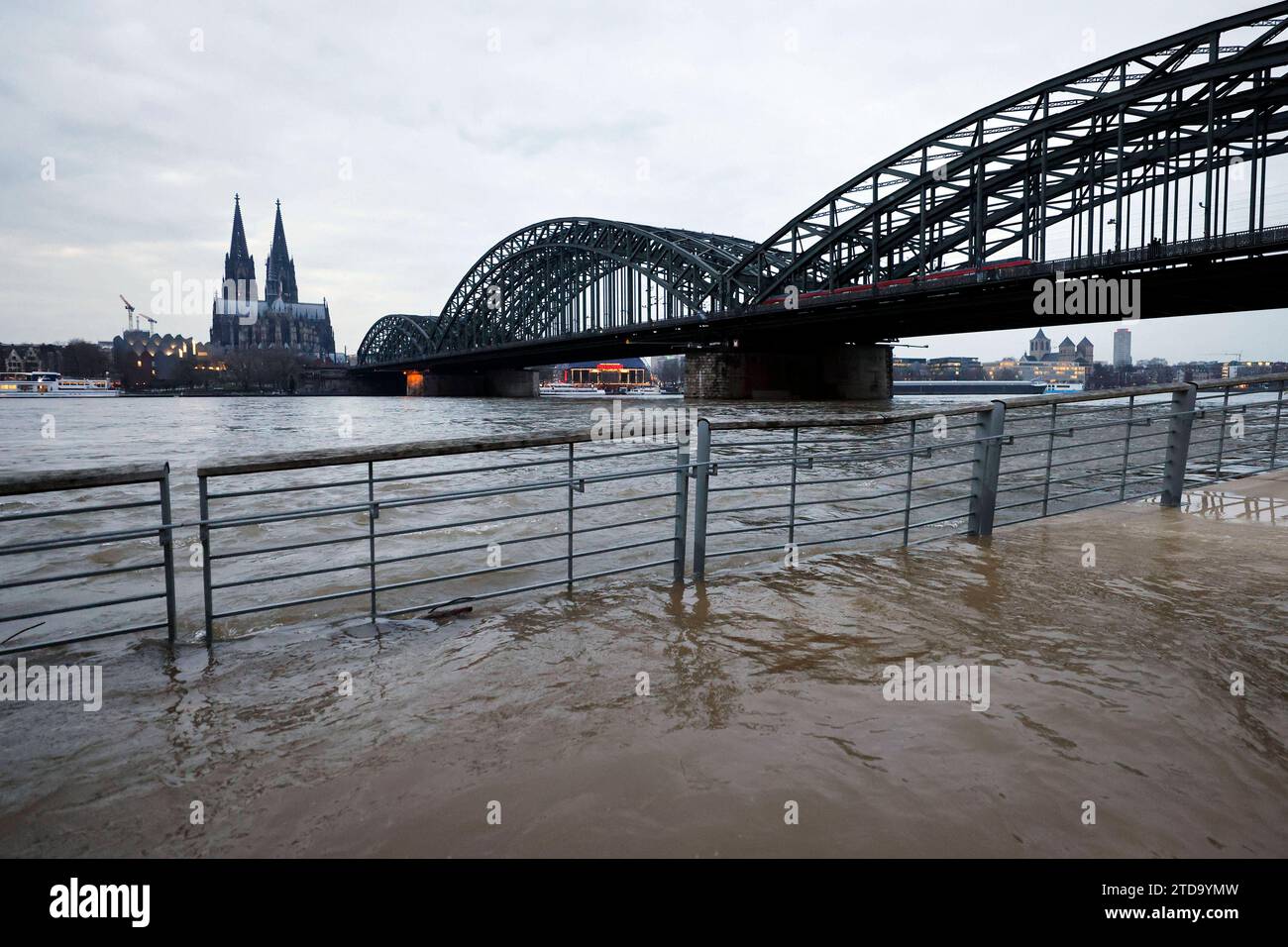 Impression vom Hochwasser in Köln am Ufer von Köln-Deutz: Am Ufer des ...