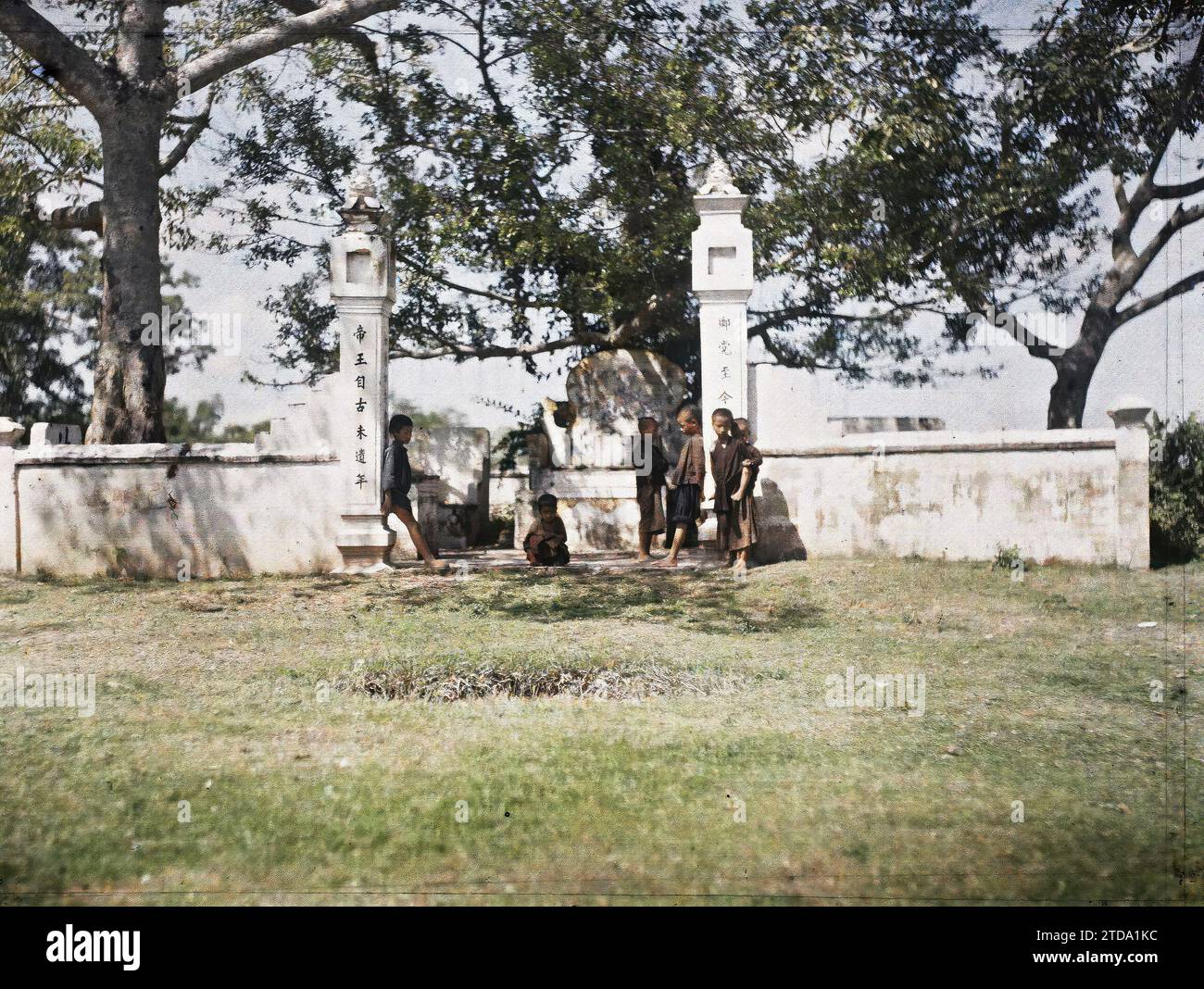 Indochina, Tonkin, surroundings of Hà-nôi, Hainoi Vietnam A group of ...