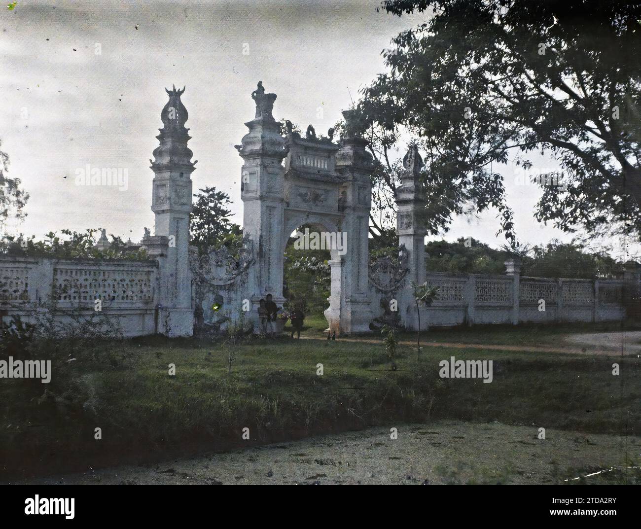 Village of Thai-hà, nicknamed Tân-âp ('district of the singers ...