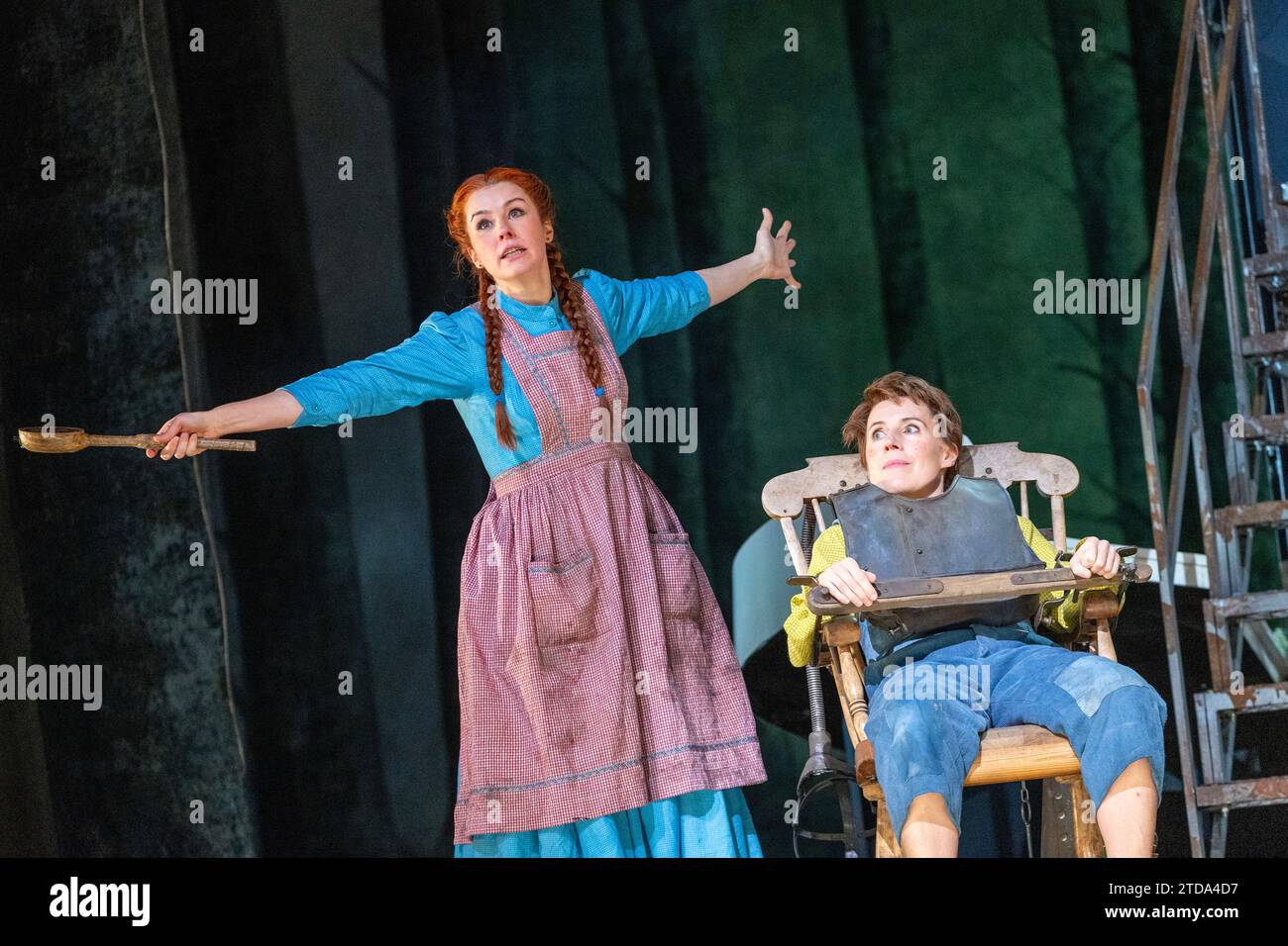 l-r: Anna Devin (Gretel), Anna Stephany (Hansel) in HANSEL AND GRETEL ...