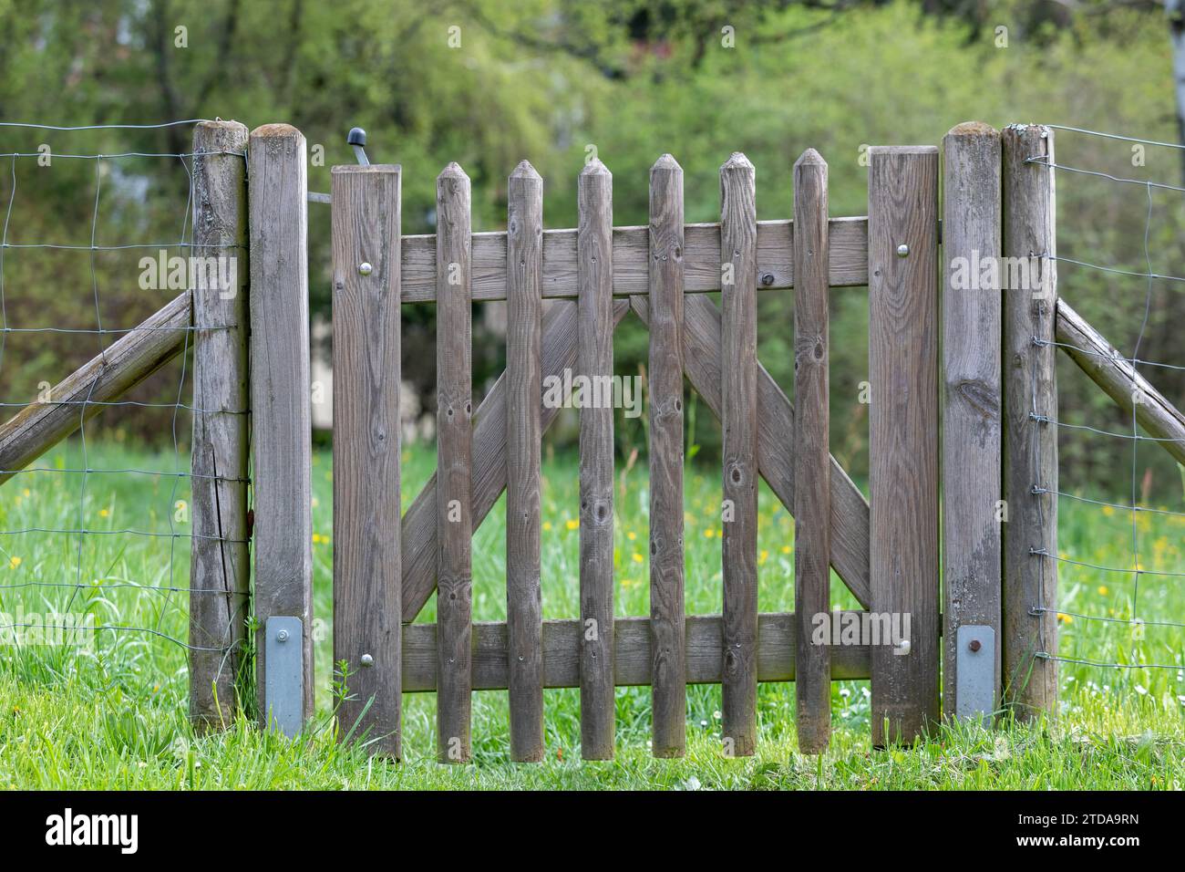 Rustic garden gate hi-res stock photography and images - Alamy
