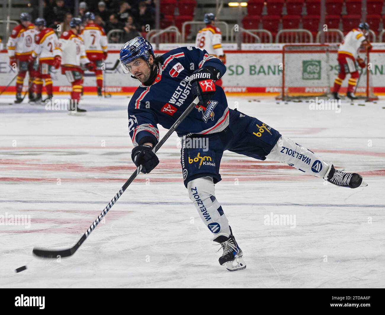 Mitch Elliot (Iserlohn Roosters, #24) hat abgezogen. Duesseldorfer EG ...