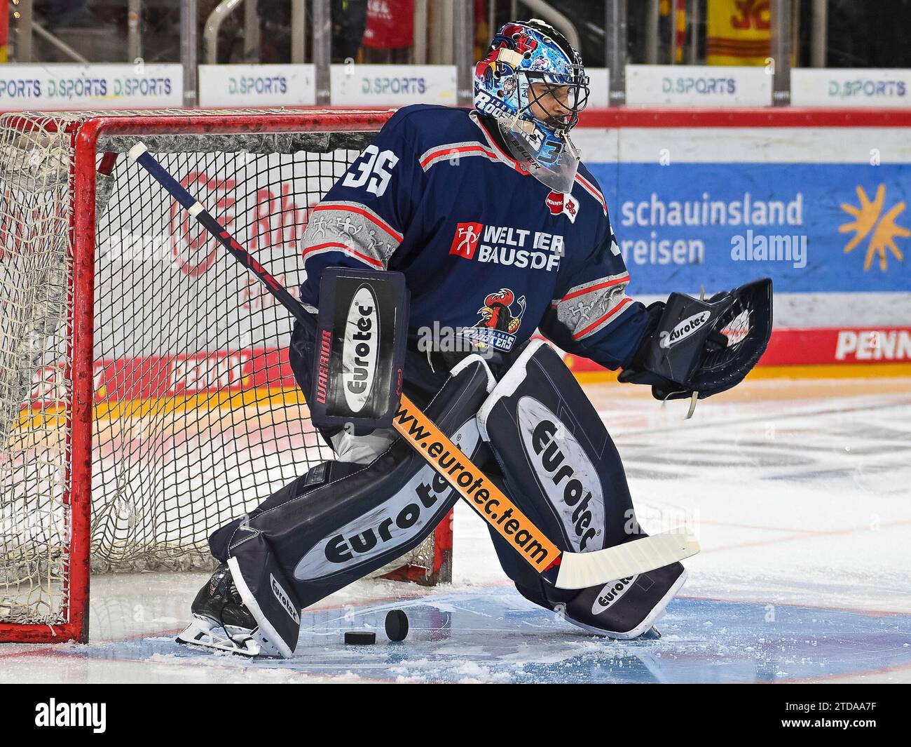 Kevin Reich (Iserlohn Roosters, #35) hat den Puk sicher gefangen ...