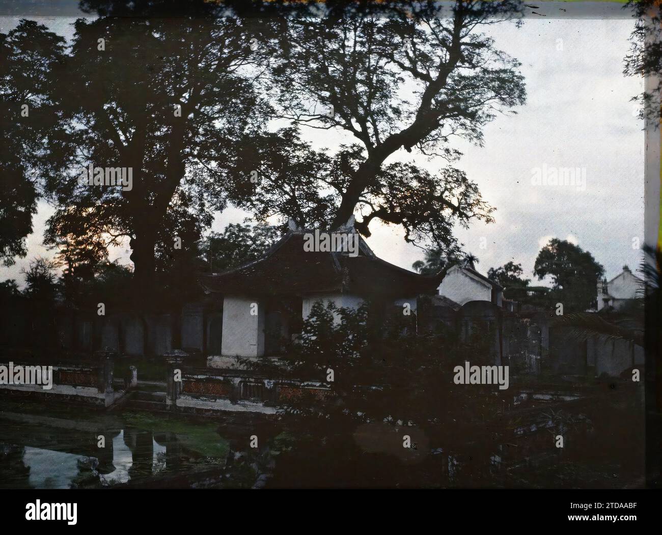 Hà-nôi, Hainoi Vietnam, Tonkin, Indochina Last lights of the setting ...