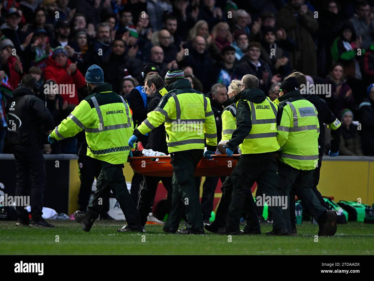 Is carried off on a stretcher hi-res stock photography and images - Alamy