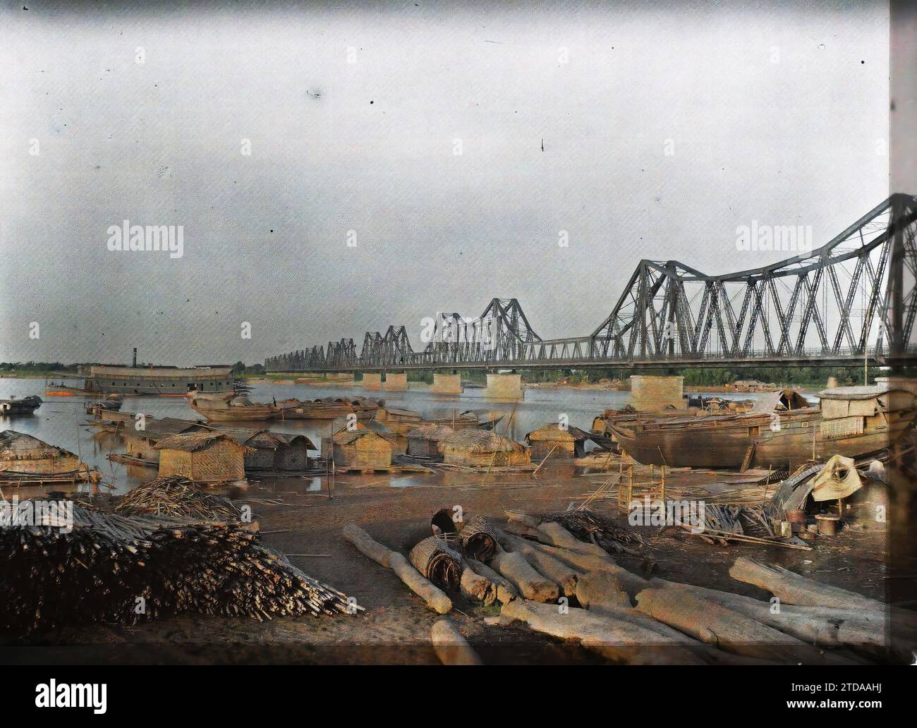 Hà-nôi, Hainoi Vietnam, Tonkin, Indochina Sampans on the quays of the ...