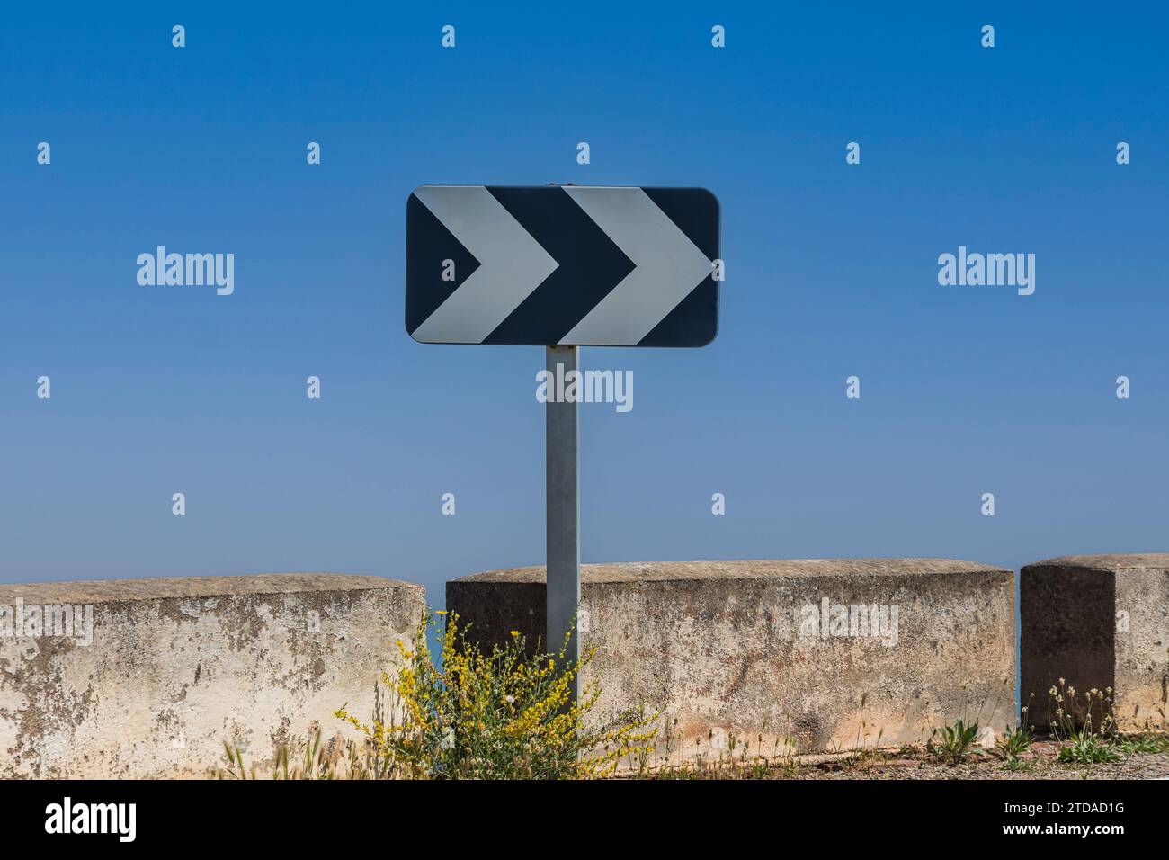 Guard rail hi-res stock photography and images - Alamy