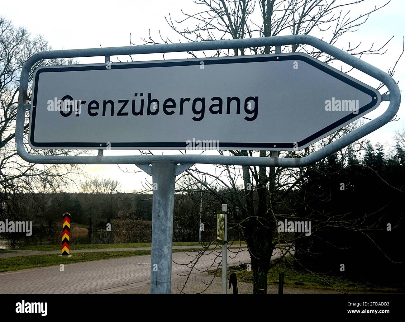 Schild Grenzübergang *** Border crossing sign Copyright: xmix1x Stock ...