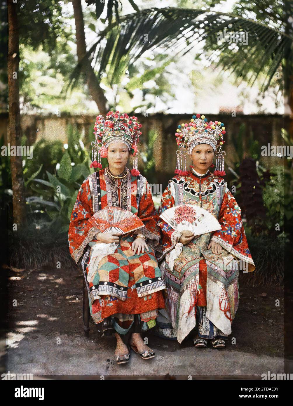 Hà-nôi, Hainoi Vietnam (?), Tonkin, Indochina Two actresses from the ...