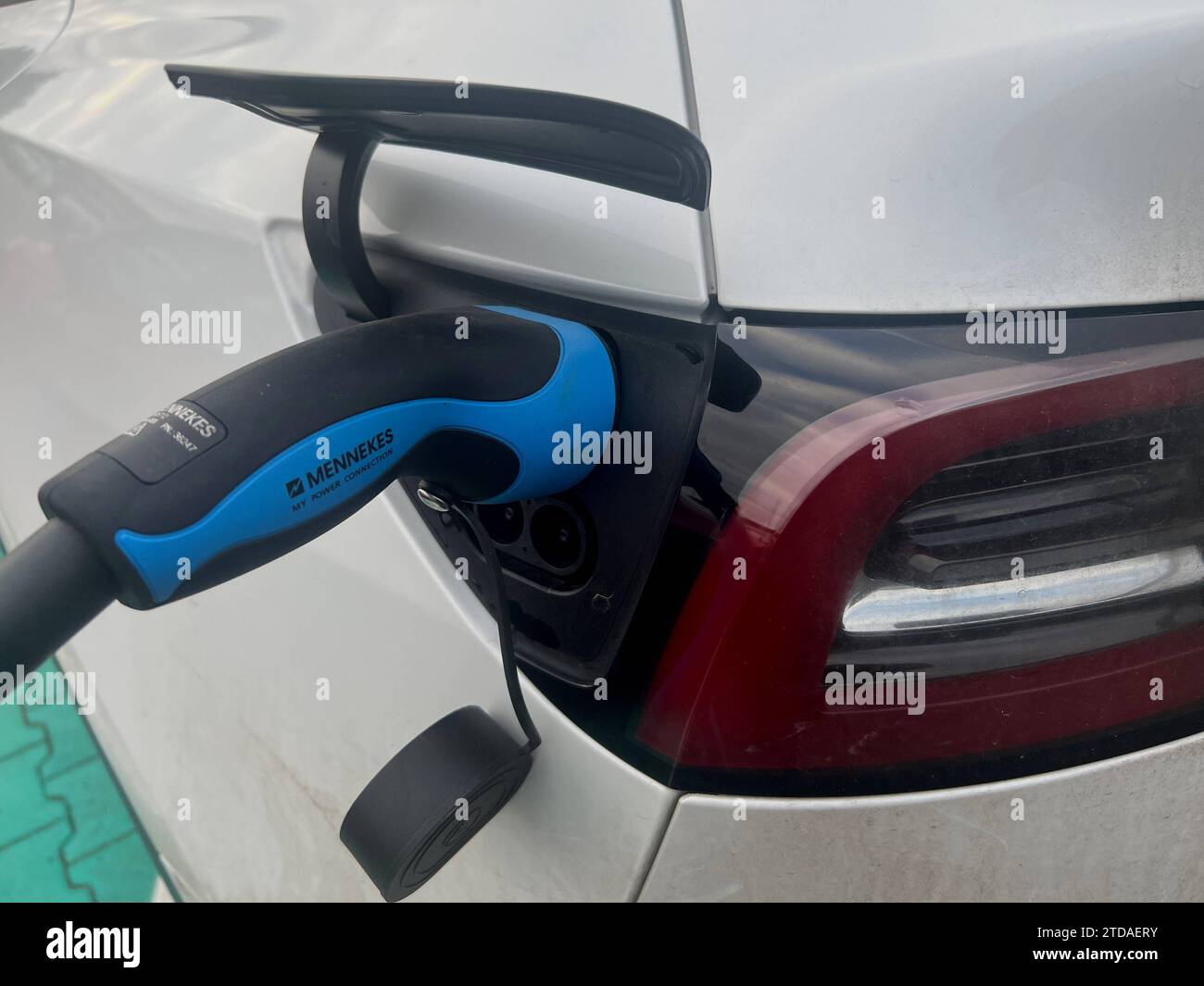 Elektroauto beim Laden *** Electric car charging Copyright: xmix1x ...