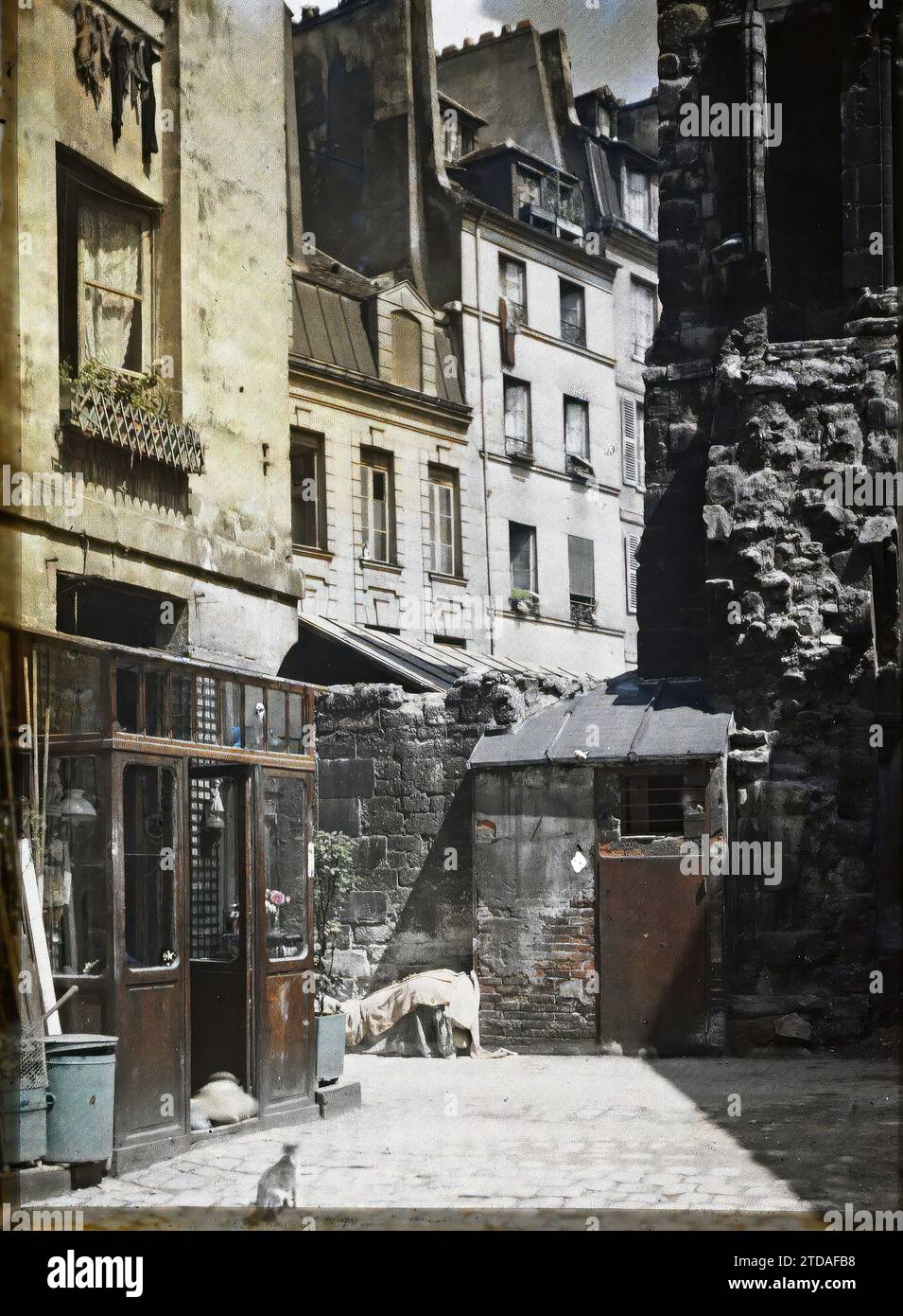 Poor housing paris hi-res stock photography and images - Alamy