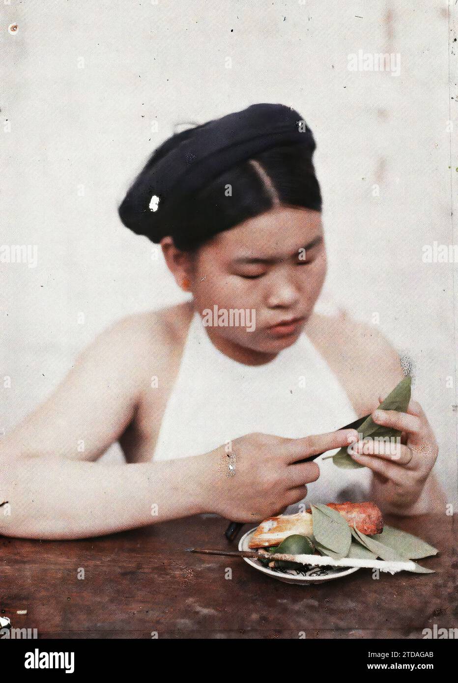 Surroundings of Hà-nôi, Hainoi Vietnam, Tonkin, Indochina A young woman ...