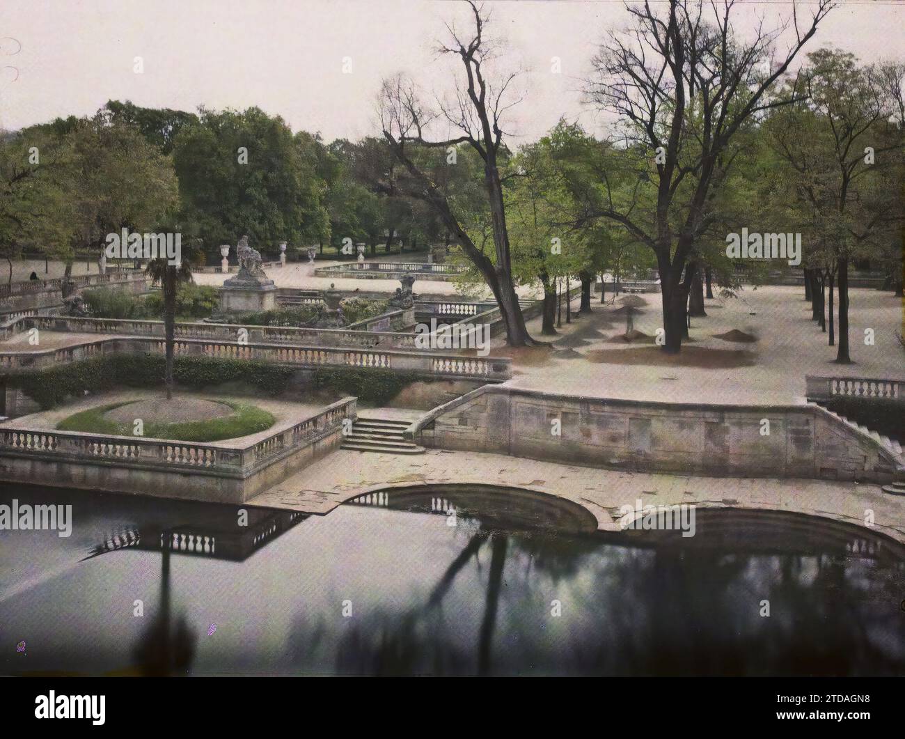 Nîmes, France The gardens of the Fontaine, Art, Habitat, Architecture ...