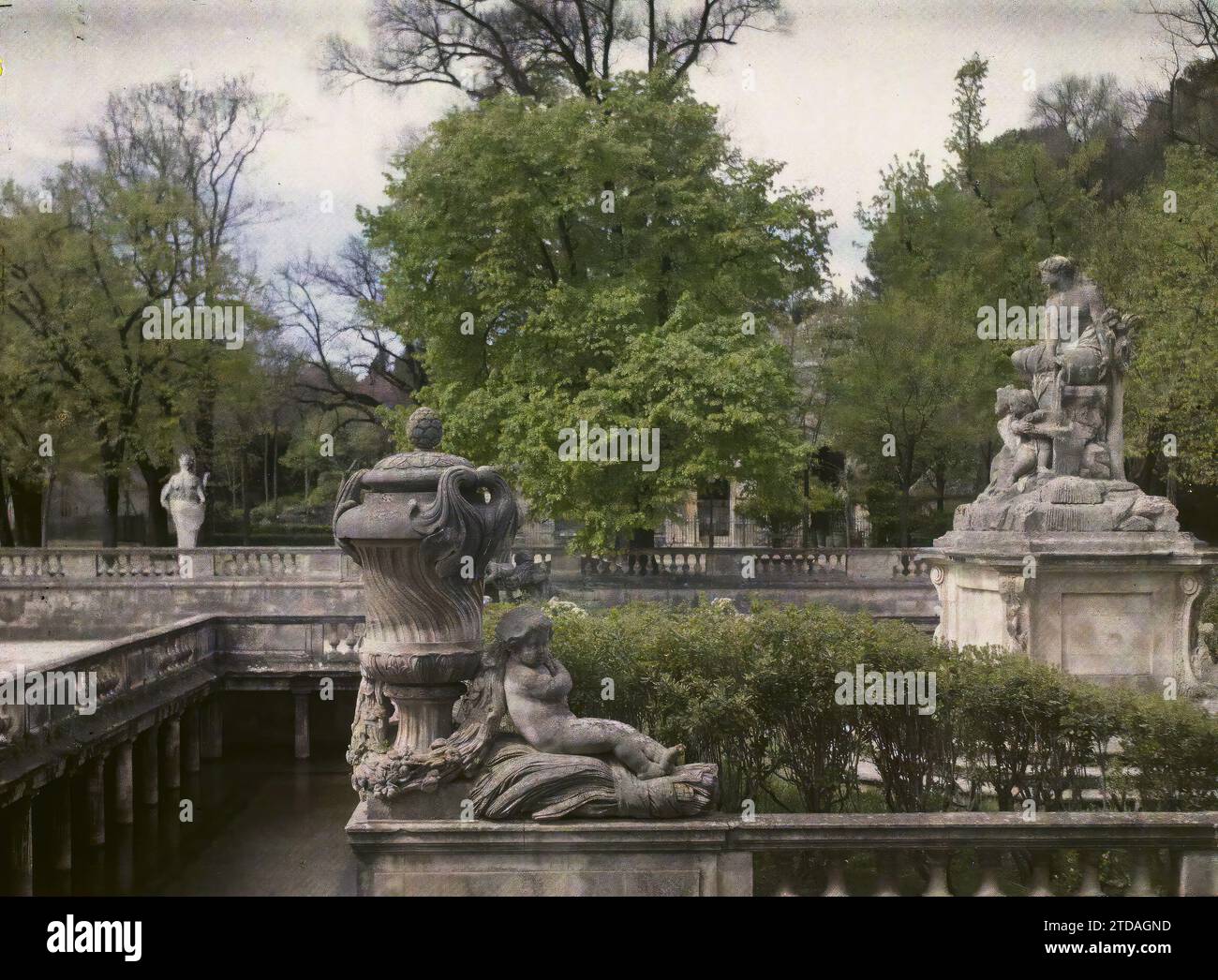 Nîmes, France The gardens of the Fontaine, Art, Habitat, Architecture ...
