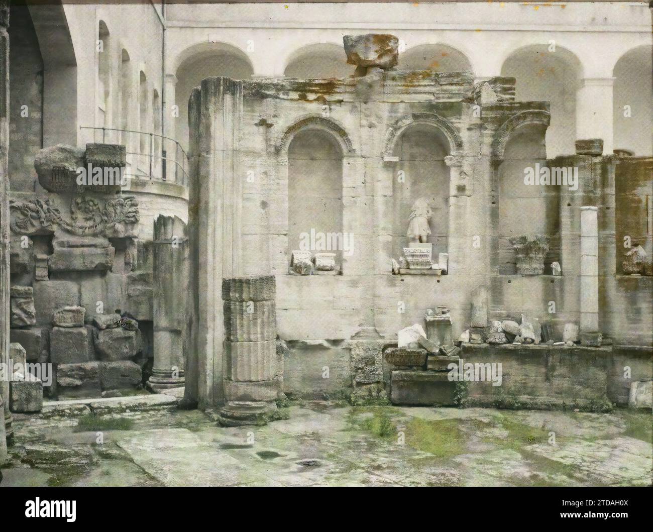 Semi circle exedra hi-res stock photography and images - Alamy