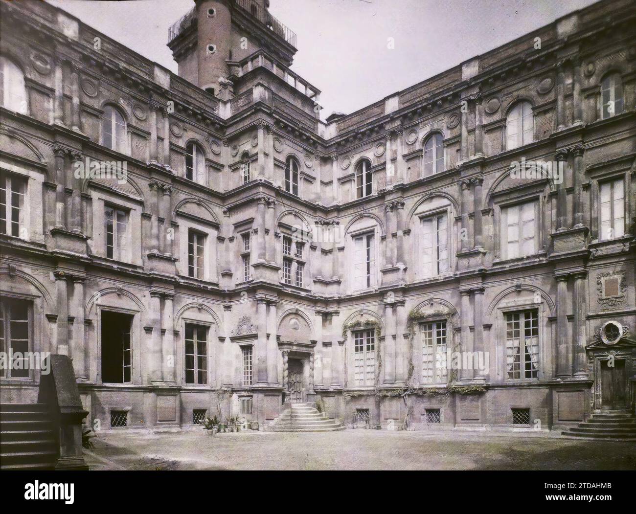 Column arc arcade arceau mansion renaissance courtyard palace hi-res ...