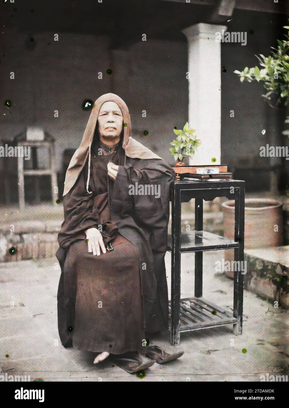 Nun leaning hi-res stock photography and images - Alamy