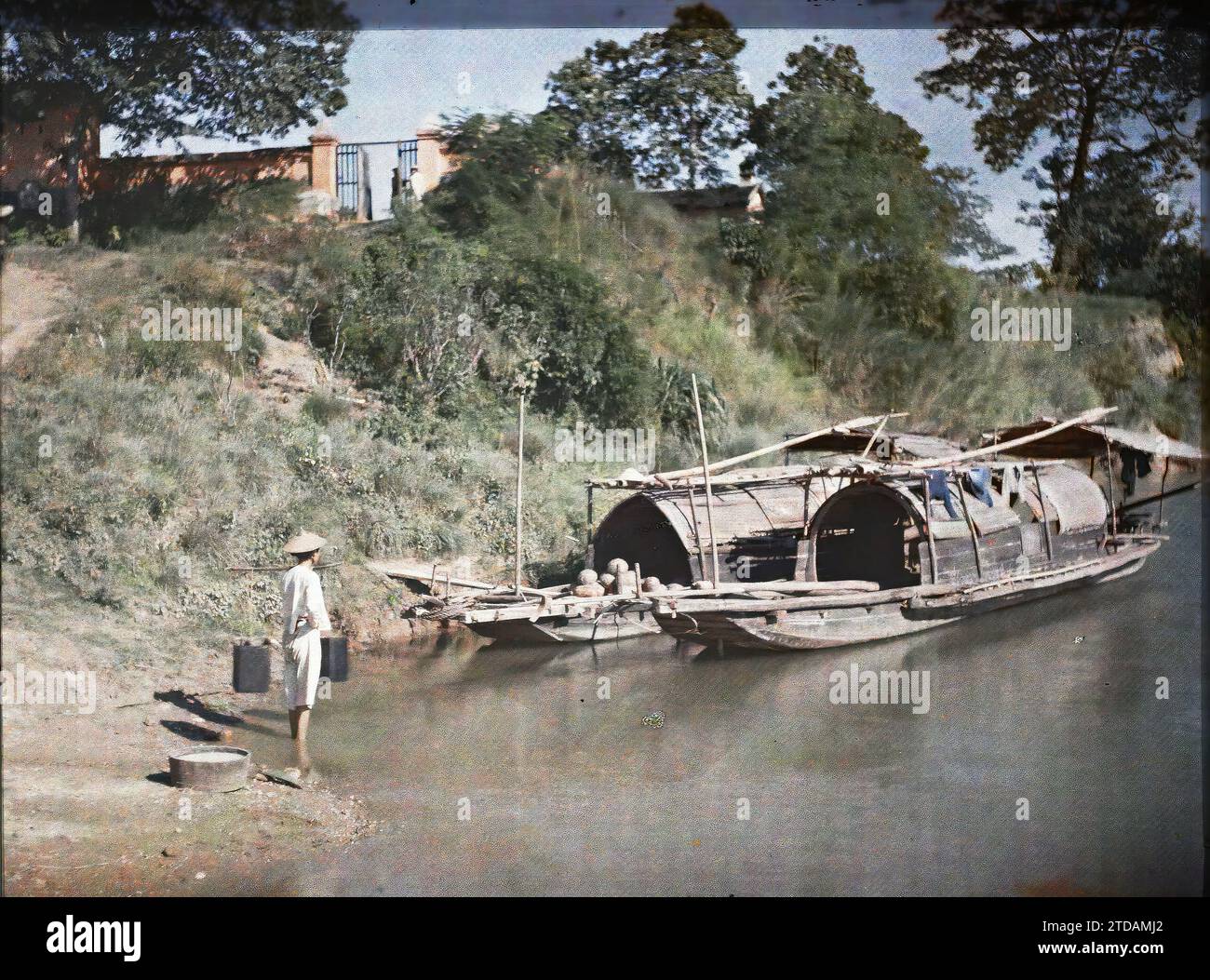 Thât-khé, Tonkin, Indochina Sampans on the banks of the Ki-cung River ...