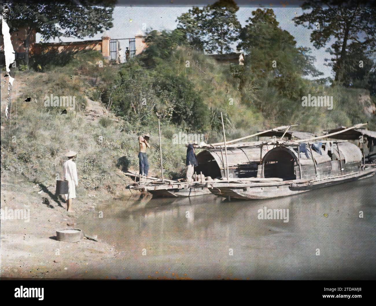 Thât-khé, Tonkin, Indochina Sampans on the banks of the Ki-cung River ...
