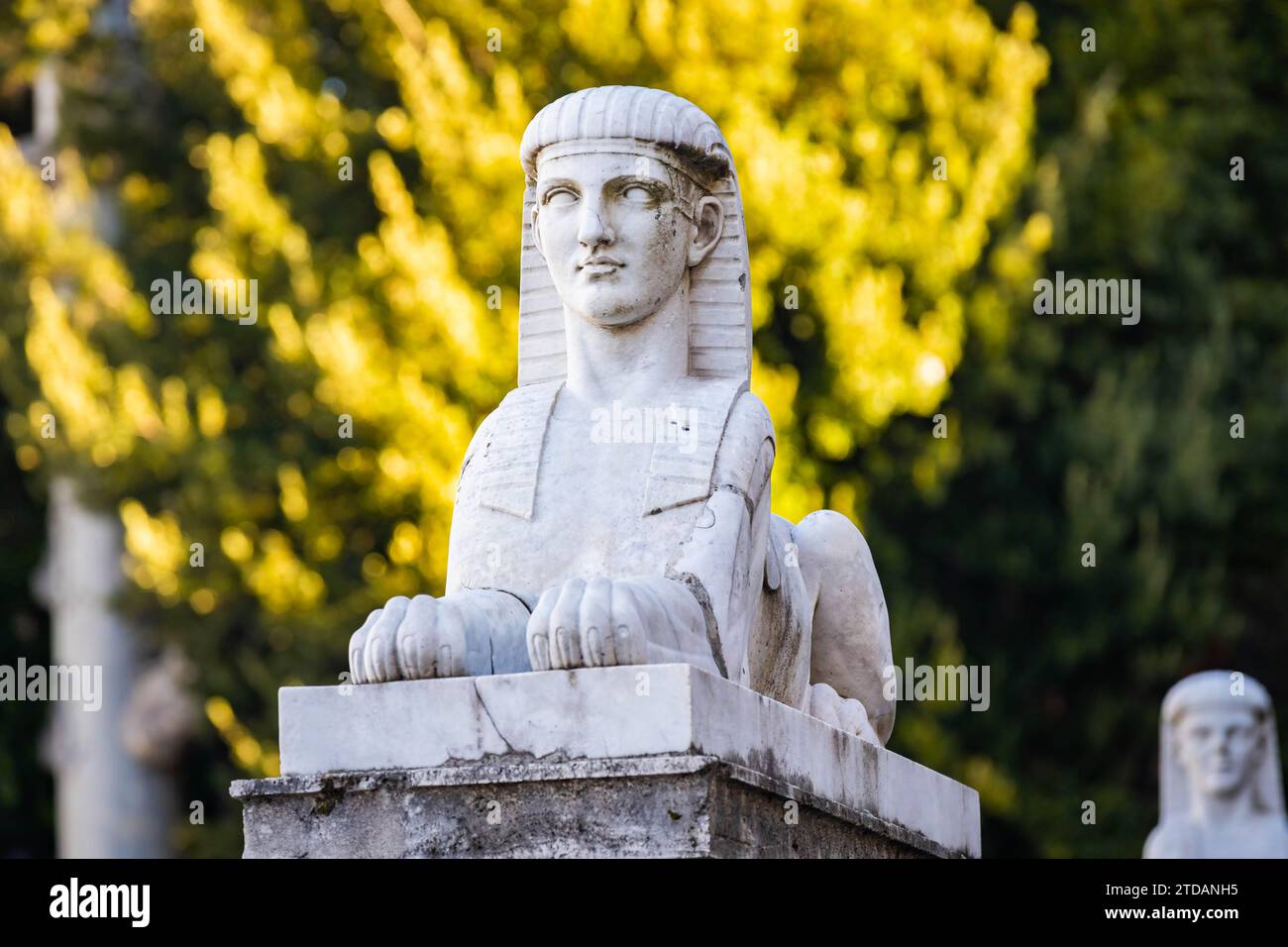 Statue of sphinx hi-res stock photography and images - Alamy