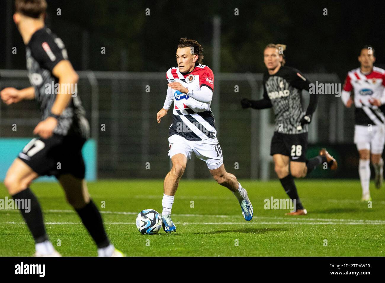 Koeln, Deutschland. 17th Dec, 2023. Florian Engelhardt (Viktoria Koeln, 16) mit dem Ball 3. Liga ...