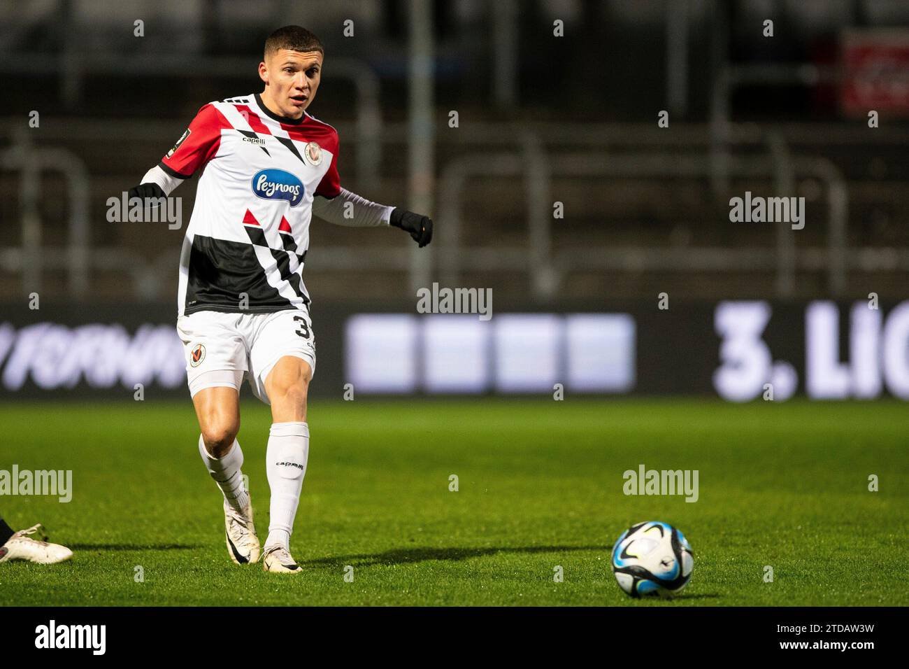 Koeln, Deutschland. 17th Dec, 2023. Niklas May (Viktoria Koeln, 37) mit dem Ball 3. Liga 19 ...