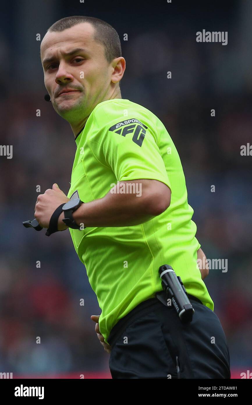 Referee Andrew Kitchen during the Sky Bet Championship match West ...