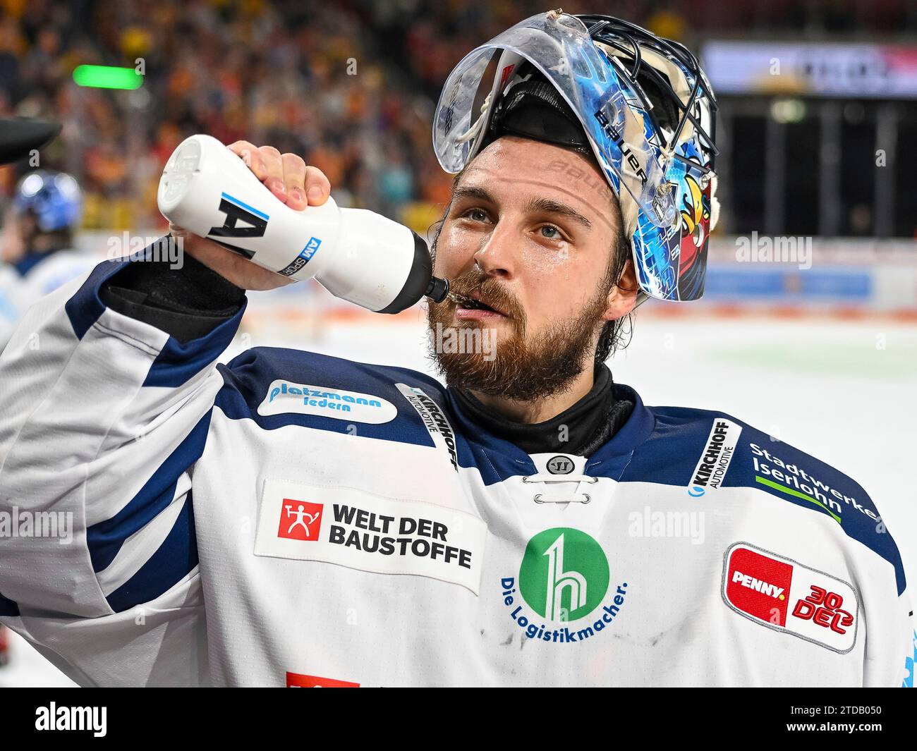 Kevin Reich (Iserlohn Roosters, #35) erfrischt sich. Duesseldorfer EG ...