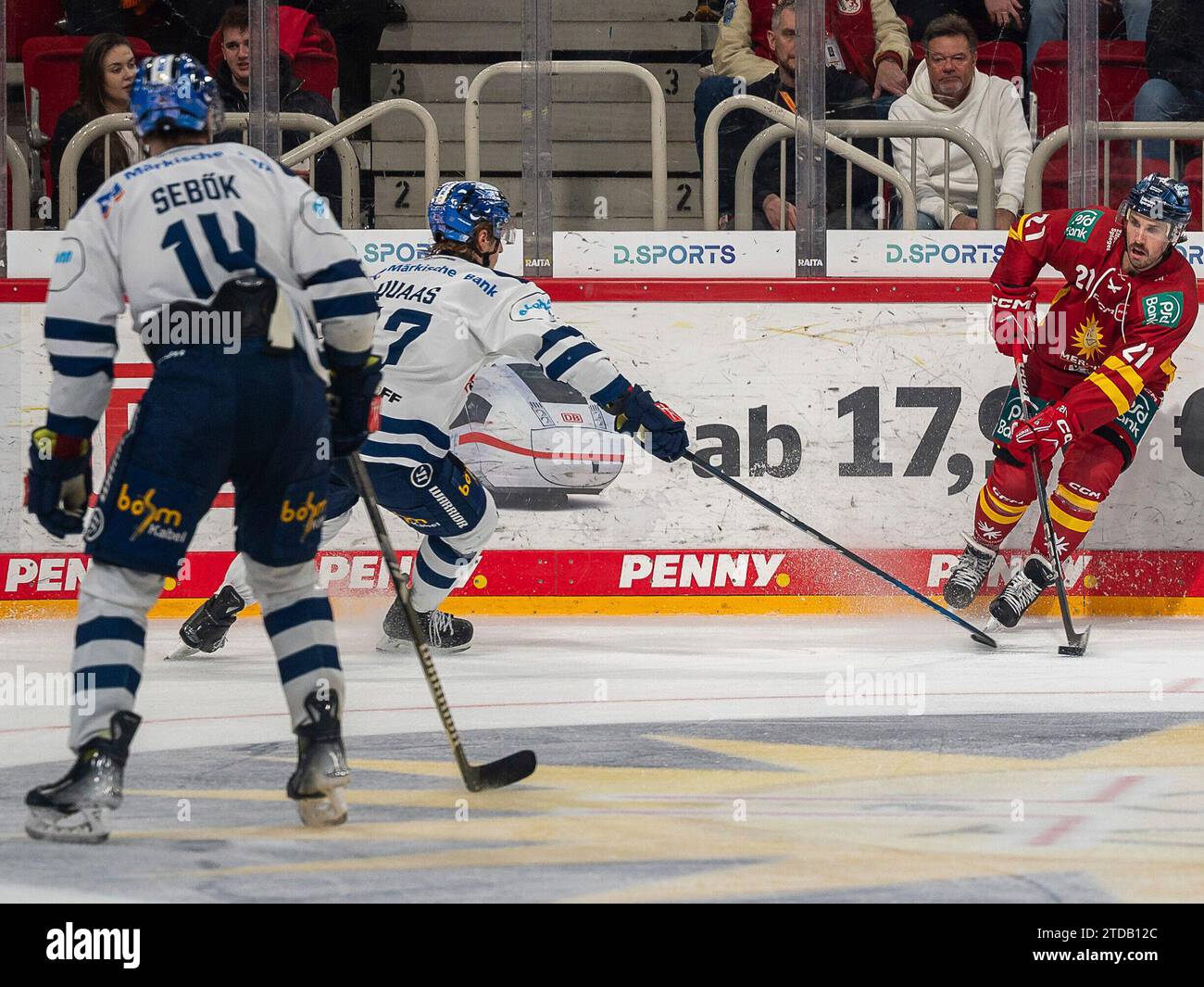 Brendan O Donnell (Duesseldorfer EG, #21) wird von Emil Quaas (Iserlohn ...