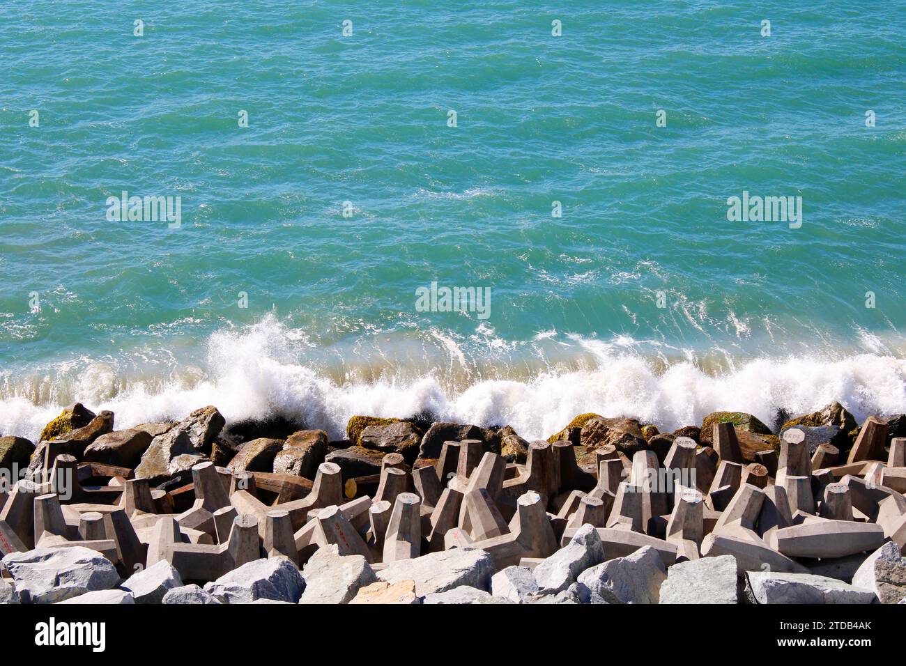 Breaking on rocks by the ocean at the beach hi-res stock photography ...