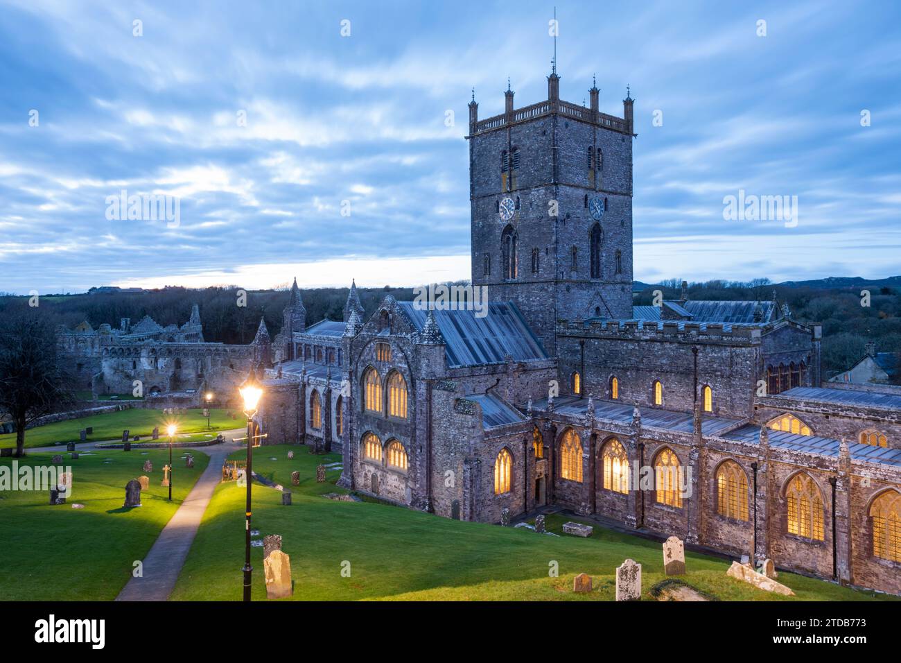 St davids wales cathedral night hi-res stock photography and images - Alamy