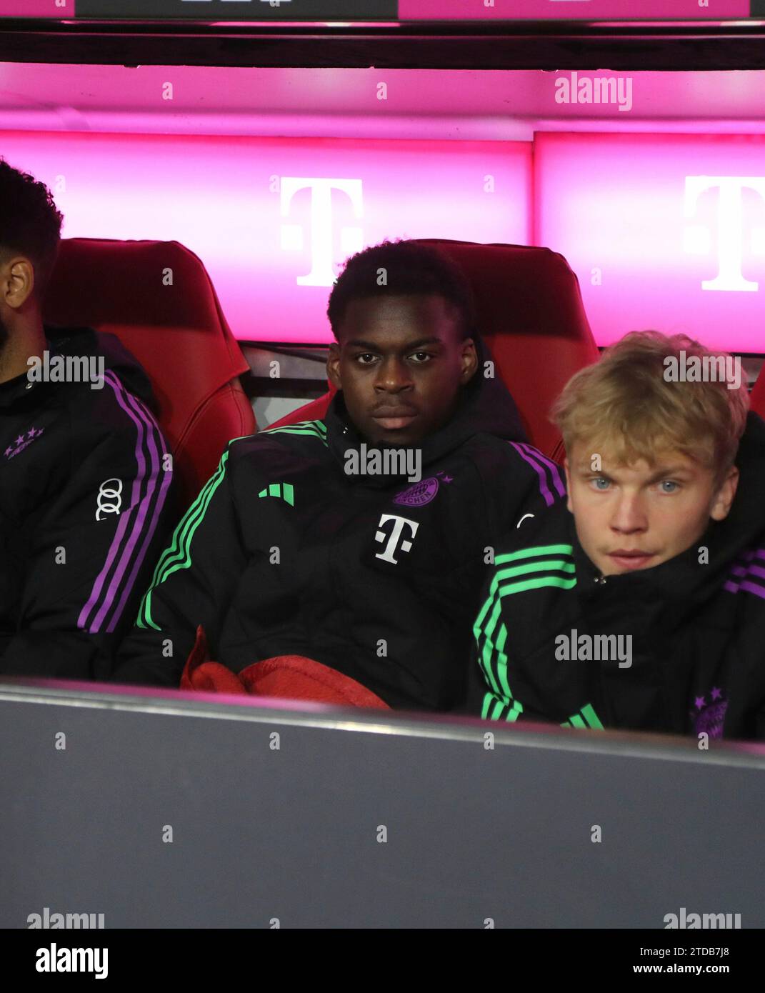 Noel aseko nkili fc bayern munchen auf der auswechselbank hi-res stock ...