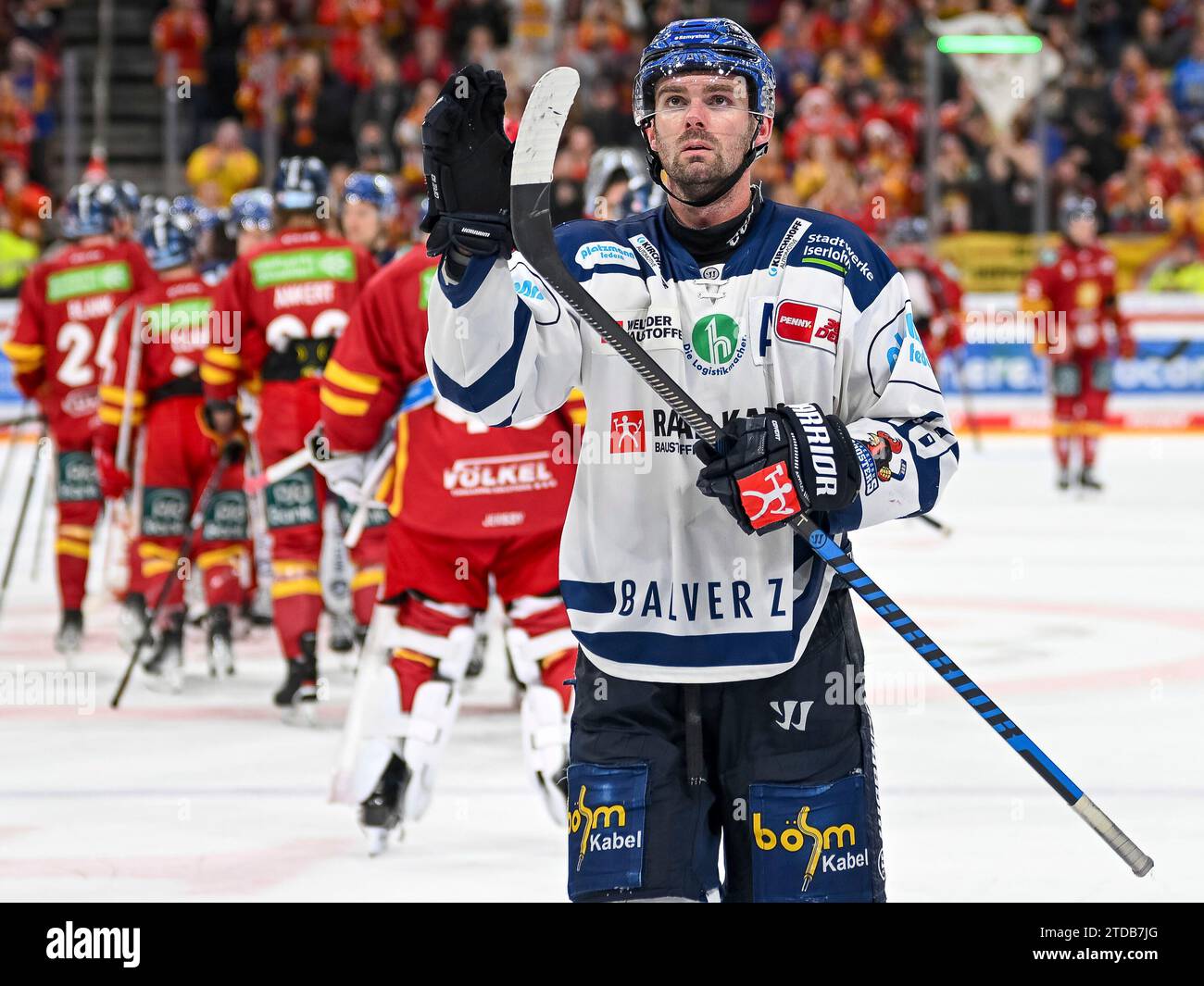 Eric Cornel (Iserlohn Roosters, #18) bedankt sich bei den mitgereisten Fans. Duesseldorfer EG vs ...