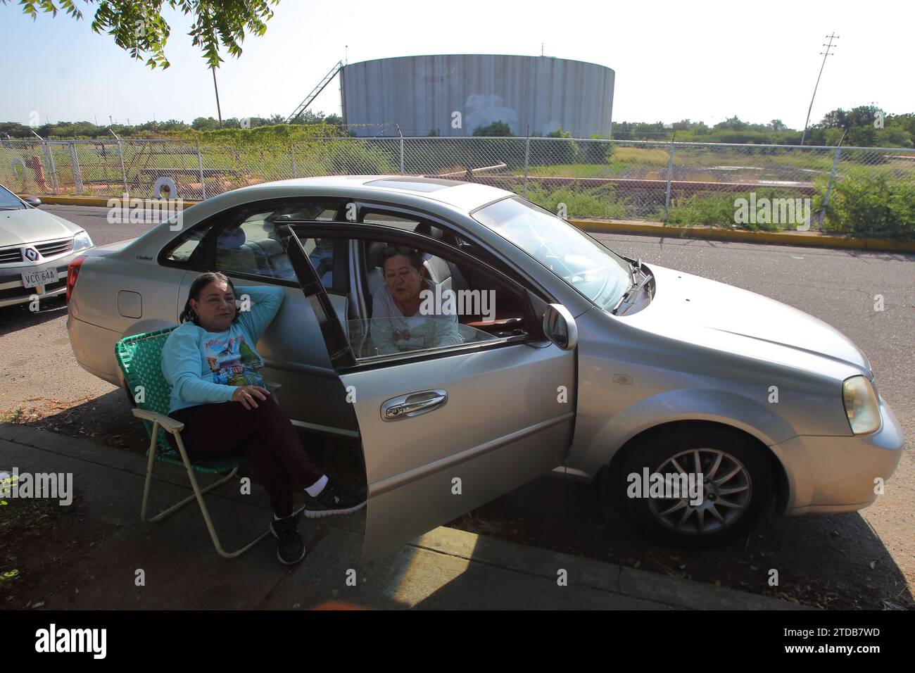 Cabimas-Venezuela-05-12-2023. In a row of two-day cars, Venezuelans ...