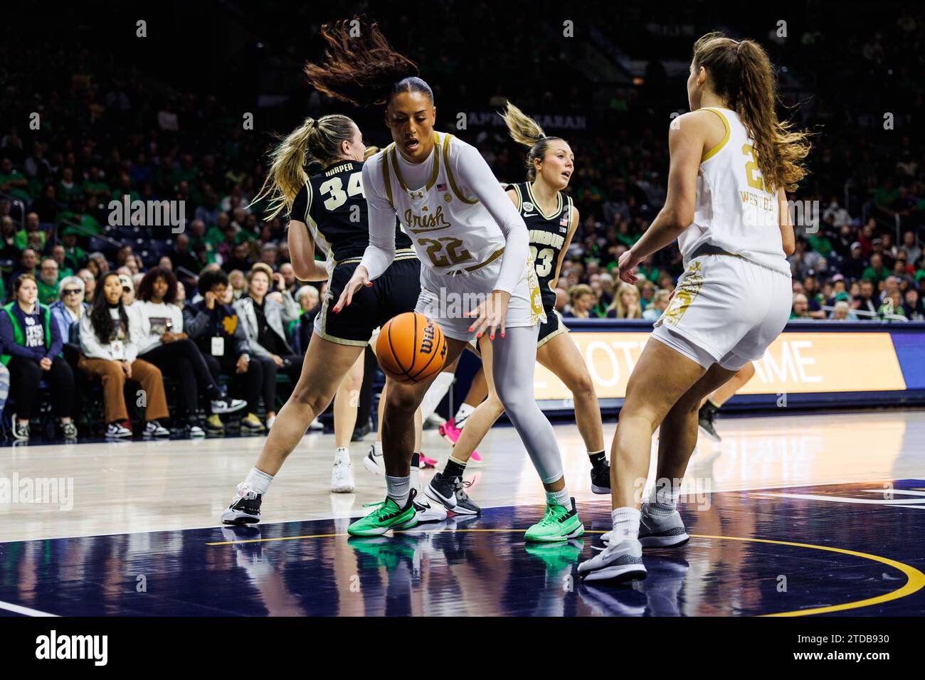 South Bend, Indiana, USA. 17th Dec, 2023. Notre Dame forward Kylee ...
