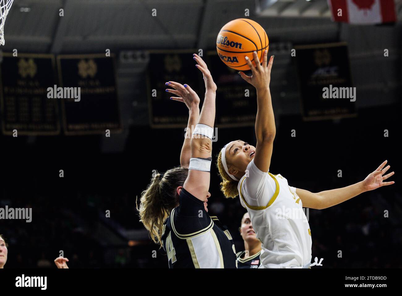 South Bend, Indiana, USA. 17th Dec, 2023. Notre Dame guard Hannah Hidalgo (3) goes up for a shot ...