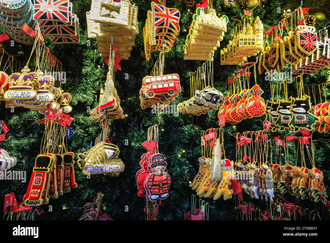 London, UK. 17th Dec, 2023. A stall with Royal and London themed ...
