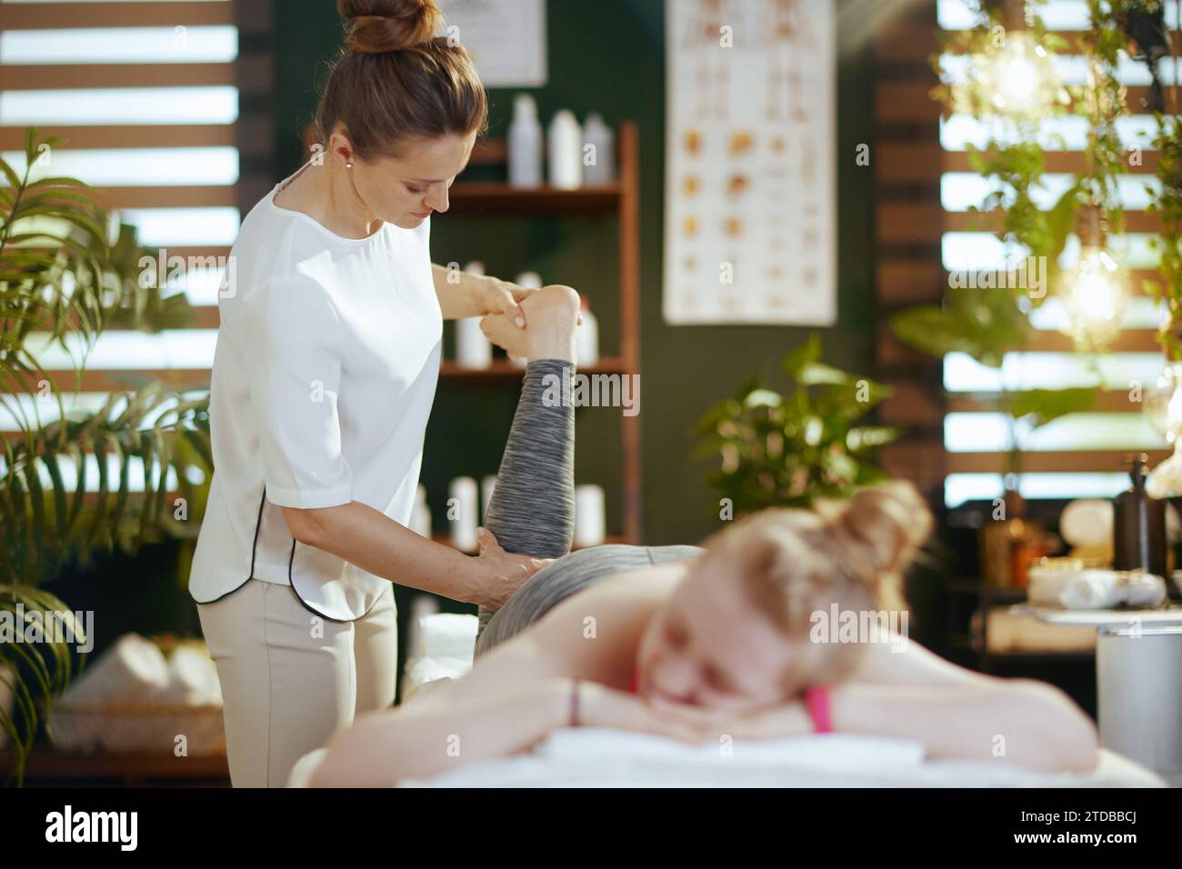 Healthcare Time Female Medical Massage Therapist In Massage Cabinet