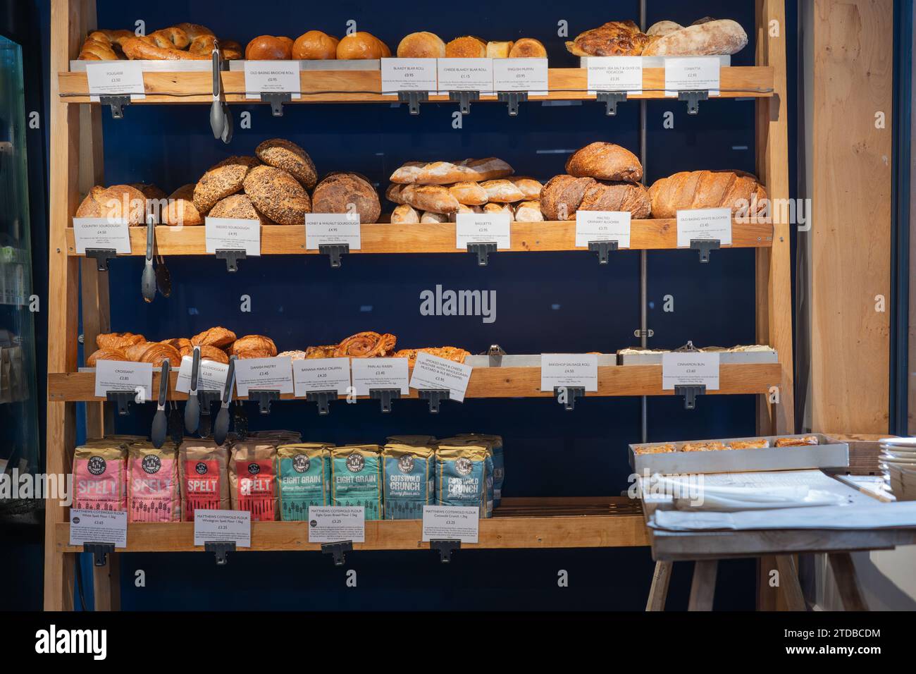 Baked loaf bread in bakery hi-res stock photography and images - Alamy