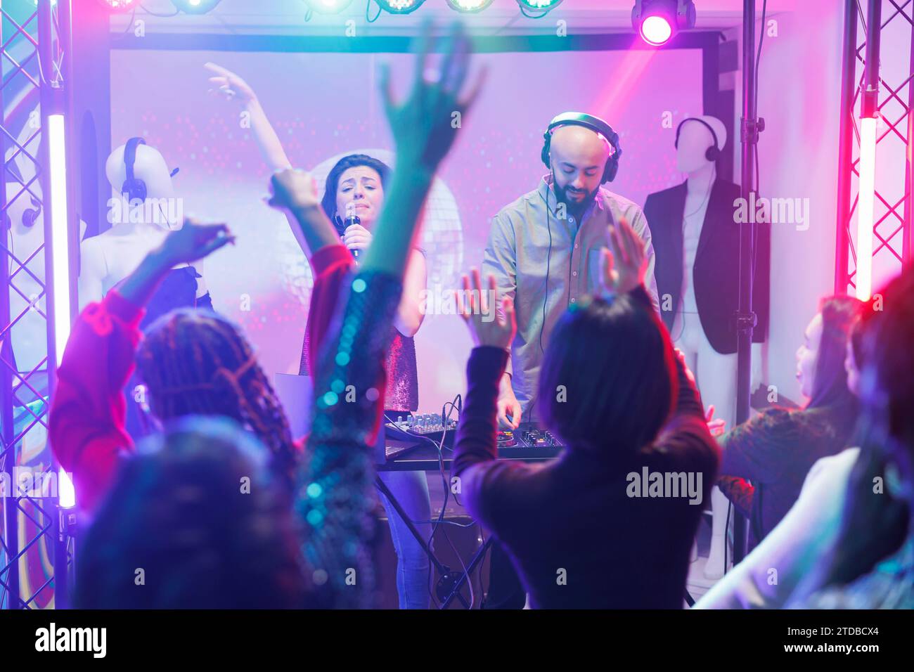 Concert crowd dancing dj mix hi-res stock photography and images - Alamy