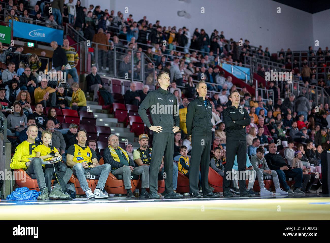 Ludwigsburg, Deutschland. 17th Dec, 2023. Schiedsrichter Gespann ...