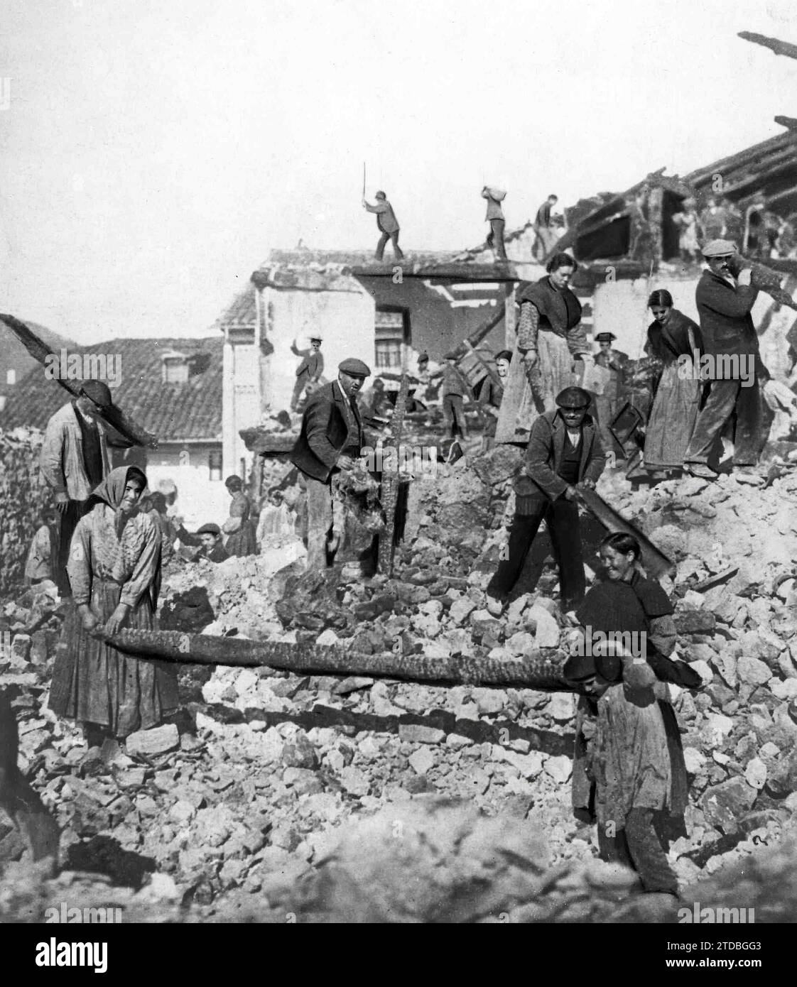 02/28/1918. The King's orchard fire. Debris removal work in the place ...