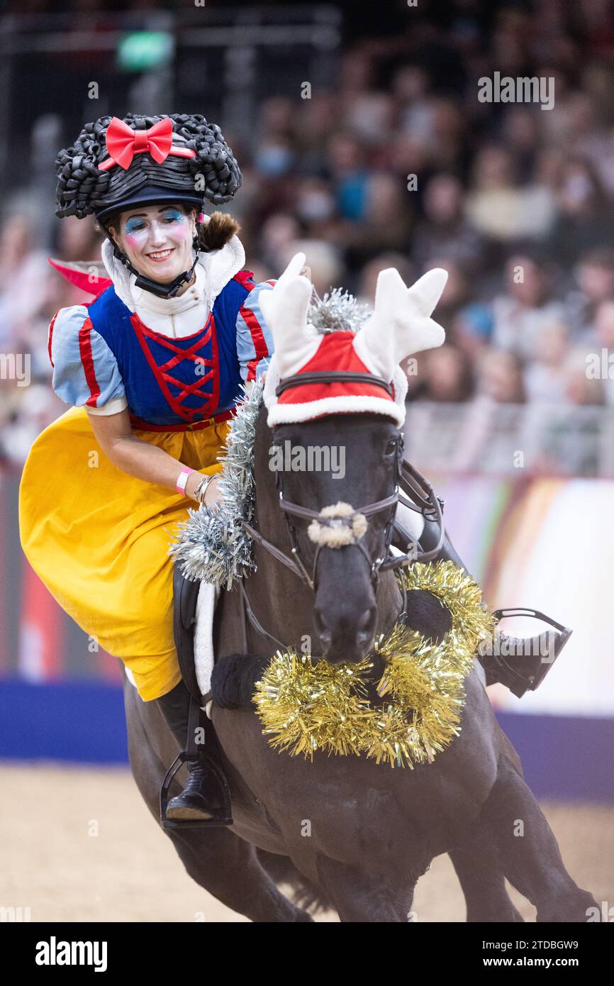London, UK. December 17, 2023. Laura Collett and Tom McEwen dressed as ...