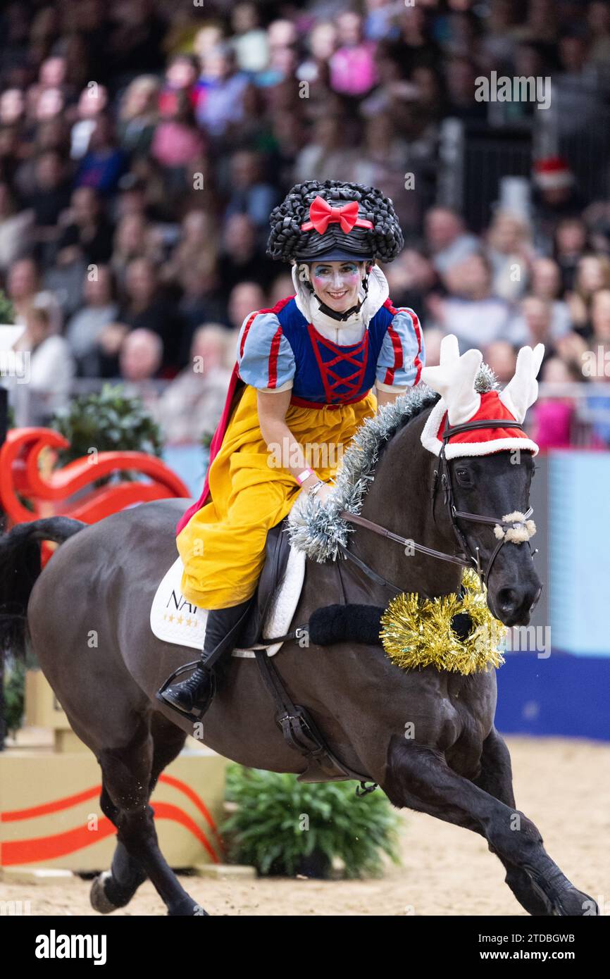 London, UK. December 17, 2023. Laura Collett and Tom McEwen dressed as ...